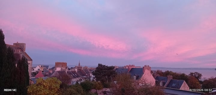 Petit Déjeuner Vue Sur La Baie En Chambre Privée - Locronan
