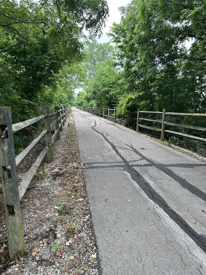 Cozy Place Next To Cardinal Greenway - Muncie, IN