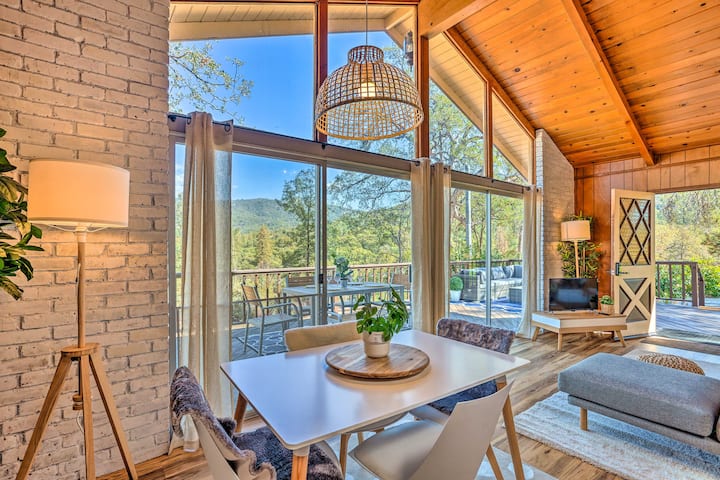 Lovely Oakhurst Cabin W/ Deck & Mtn Views! - Oakhurst, CA