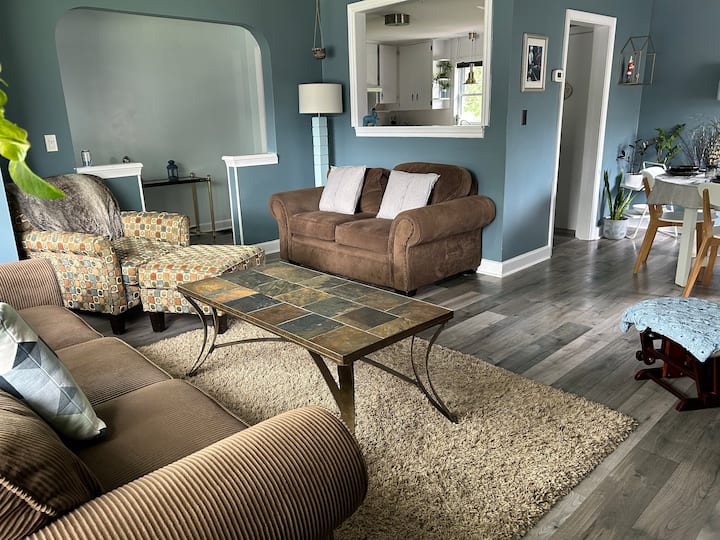 Bright Spacious 3 Bedroom Main Floor Unit W Yard - Kingston, Canada