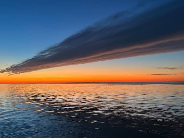 Cheerful Lakefront 3 Bedroom 2 Bath Cottage - Lakeshore