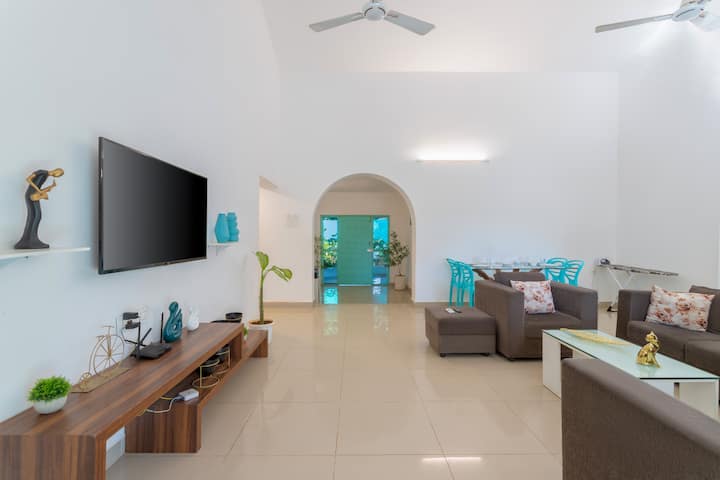5 Bedrooms Private Pool Villa Near Anjuna Beach - Goa