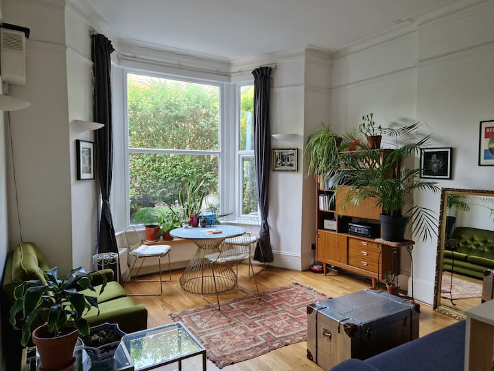 Sunny Chiswick Flat - Walk To Cafés & Parks - London