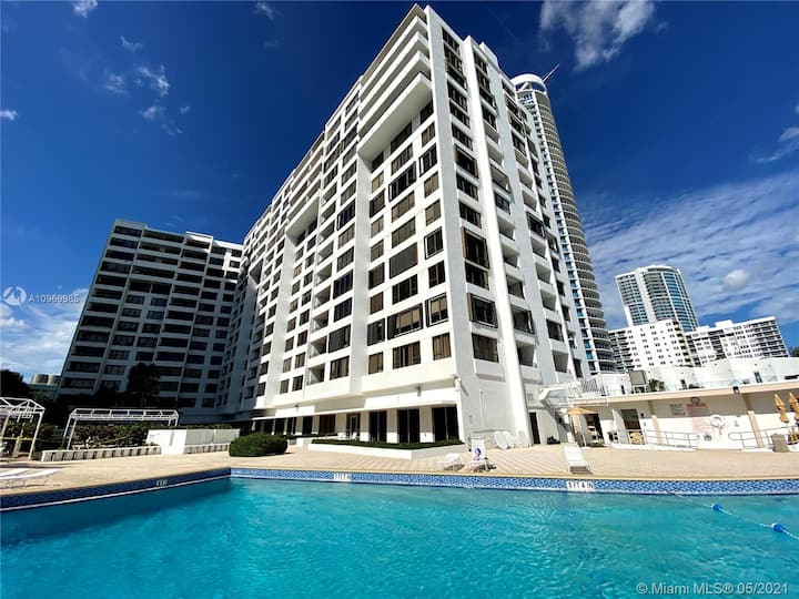 Oceanview 2br/2ba | Pool, Beach Access, Parking - Hollywood