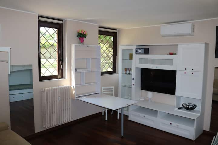 Stylish Studio | Double + 2 Singles | City Centre - モンツァ