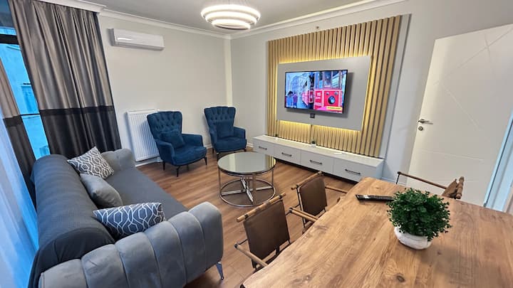 Close To The Metro, With Parking, Two Bedrooms - Istanbul