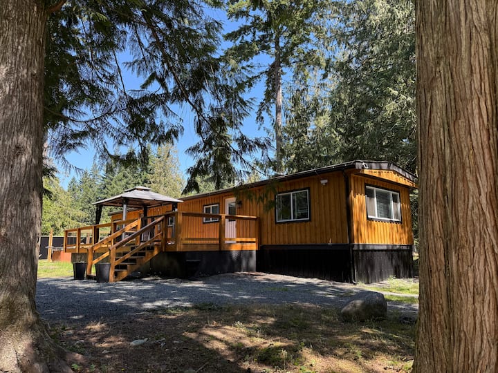 Peaceful 2-bedroom Cabin Retreat On 1 Acre - Parksville