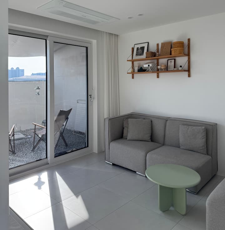 [12시 체크아웃 / 무료주차]
행궁동 근처 감성 독채, 마당 불멍
스테이 우브 Oove - Suwon