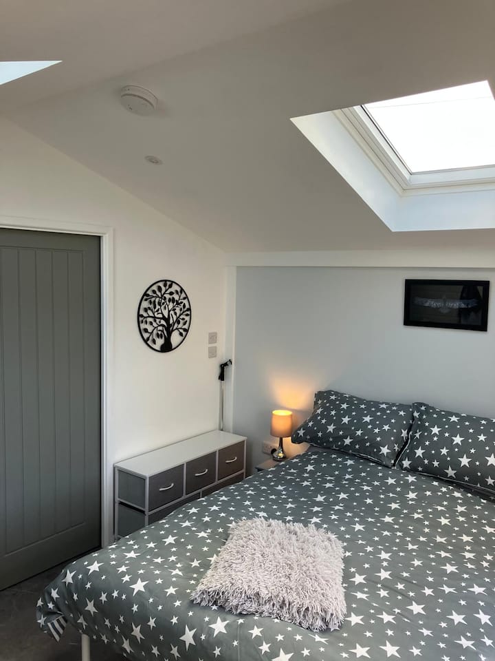 Contemporary 1 Bedroom Cabin With Secluded Patio - Whitstable