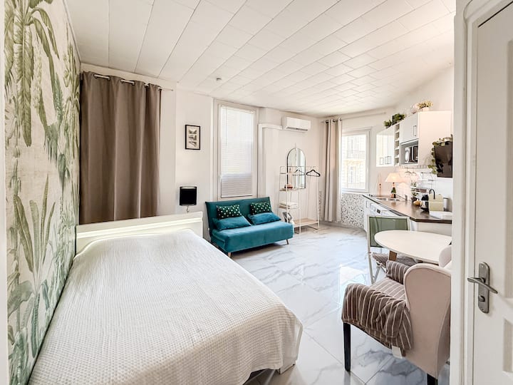 Air Conditioner , At The Beach And Centre - Cannes