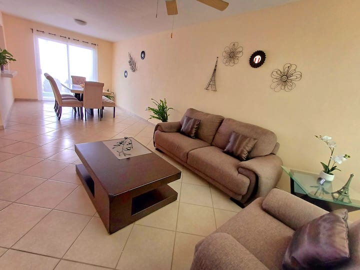 Amplia Y Confortable 10 Min De Zona Centro De Qro - Querétaro