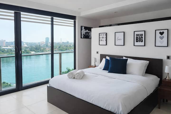 Lagoon-view 2br Retreat | 14th-floor Stay In Vi - Lagos