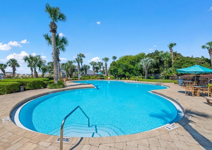 Waterfront Cozy Condo With King Bed & Resort Pool - Florida