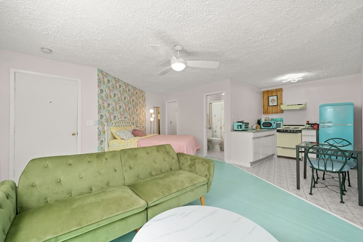 Colorful Studio On The Circle - Sebring, FL