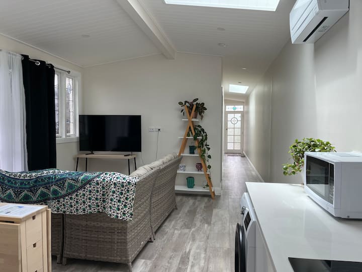 2 Bedroom Fully Furnished Studio - Free Parking - Cronulla