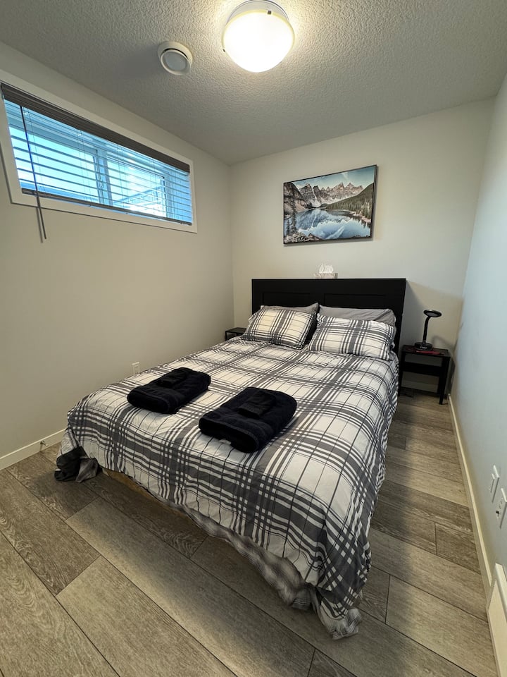 New Modern Private Entire Guesthouse! Free Parking - Calgary