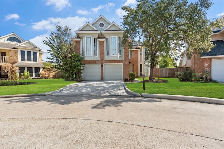 Luxury Getaway - Entire Home -Hot Tub-westheimer - Houston, TX