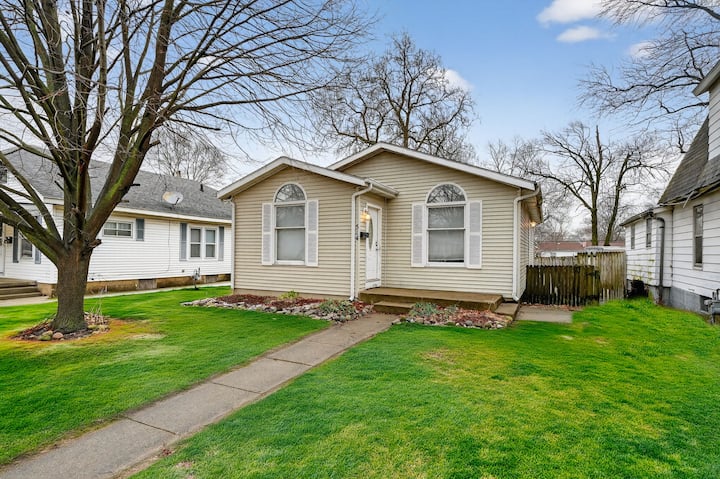 3 Bedroom Home 3 Miles From Notre Dame Stadium - Mishawaka, IN