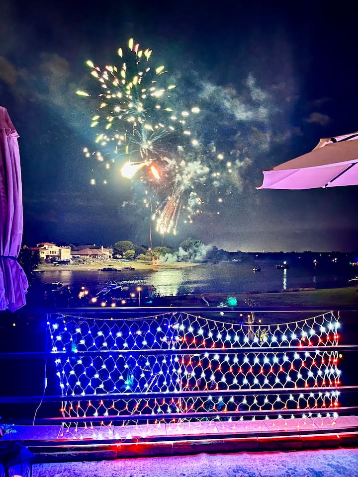 Sunset Hacienda Lake Home & Pets Welcomed - The Colony, TX