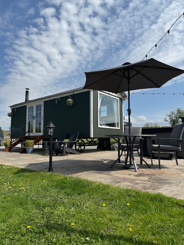 Stunning Shepherd’s Hut With Hot Tub In West Wales - Wales
