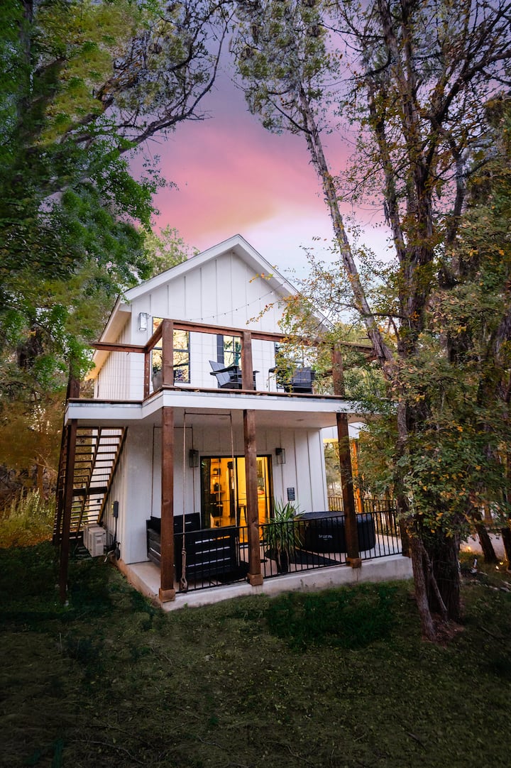 Entire Treehouse I Hot Tub I Forrest View - New Braunfels, TX