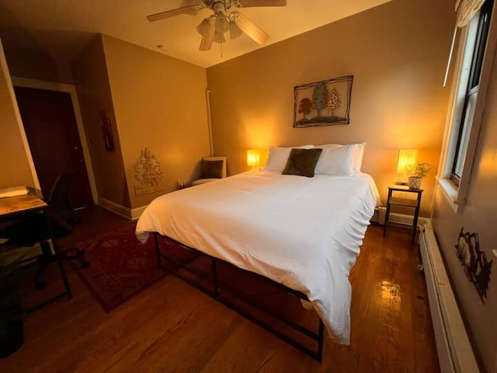 Pine Room | Stay Near Yale & Hospital - New Haven, CT