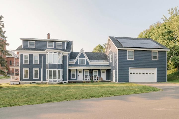 Spacious 9-br Downtown Residence 3-min To Okemo - Ludlow, VT