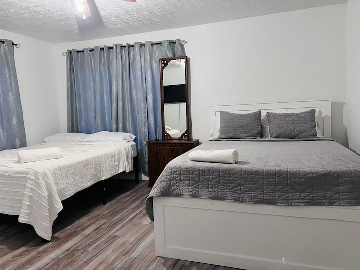 Very Comfortable 2 Bedroom  2 Beds  Rustic Cabine - Port Arthur, TX