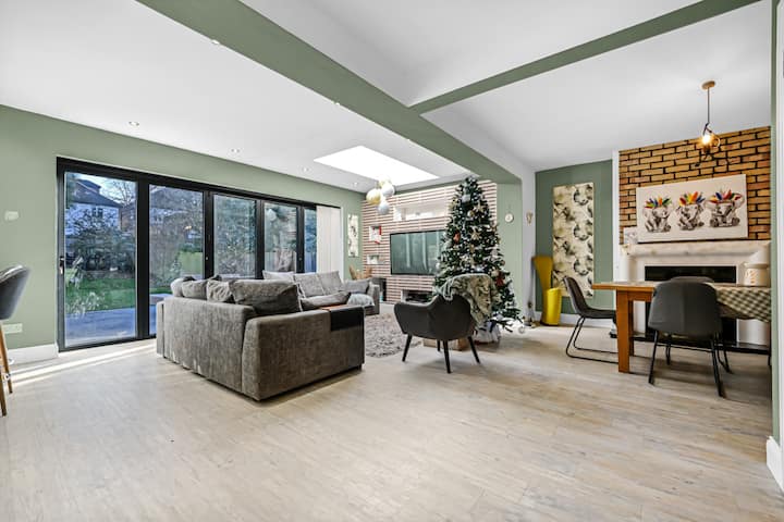 A Large 5 Bedroom House With Parking In  Bromley - Sevenoaks