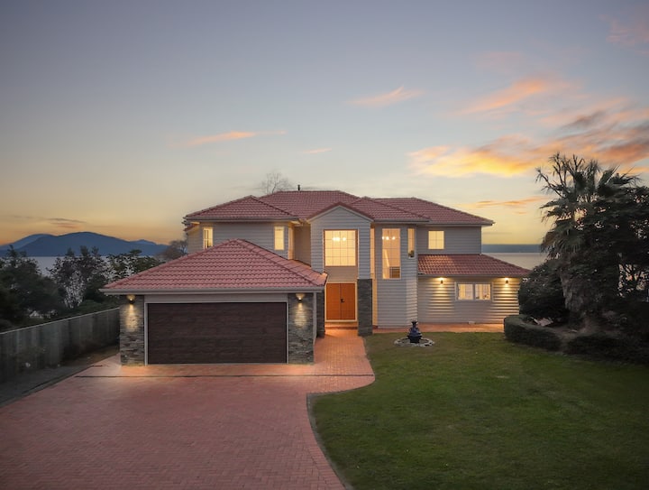 Luxury Lake Rotorua Escape - Sleeps 13 - ロトルア