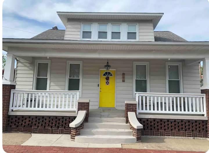 Room For 8 Guests! - Alton, IL