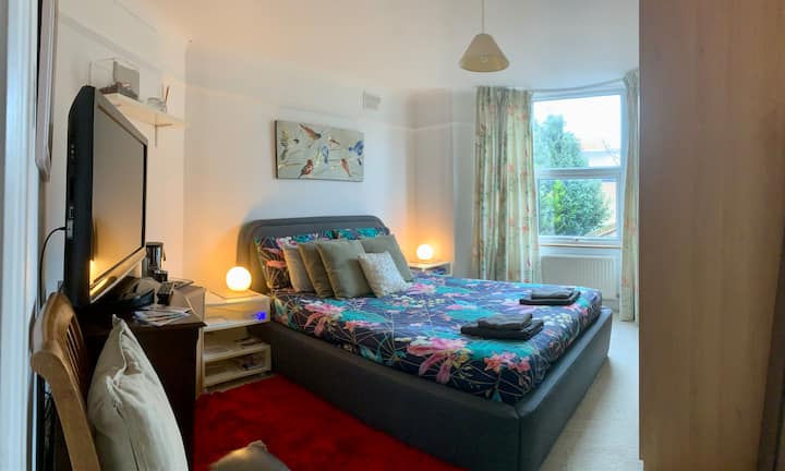 Quiet Room Only 15 Minutes Away From Bond Street - Harrow