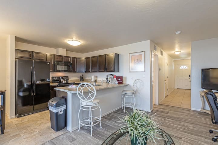 Tranquility: Spacious Townhome - Grand Junction