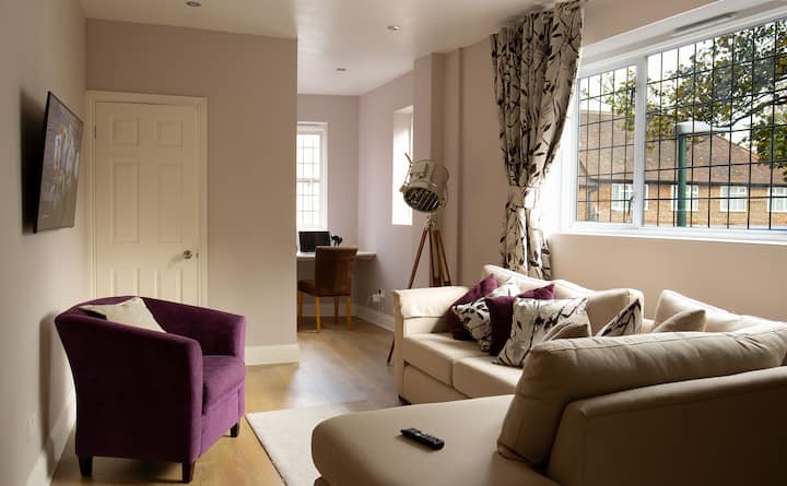 Two Bedroom Flat + Free Parking + Train Station - Epsom