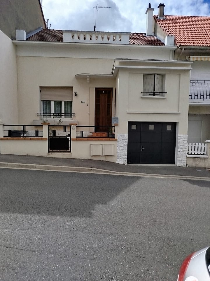 Jolie Maison De Ville Style Art Deco Dans Vichy. - Vichy