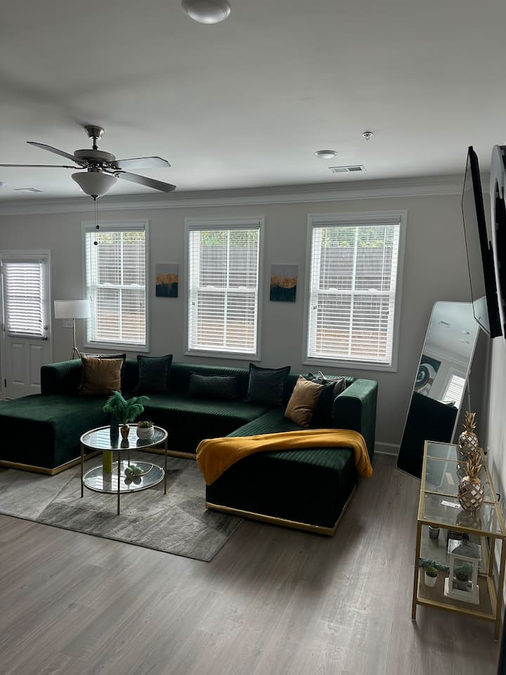 Beautiful 3 Bed ( Private Room ) Townhouse - Kennesaw, GA