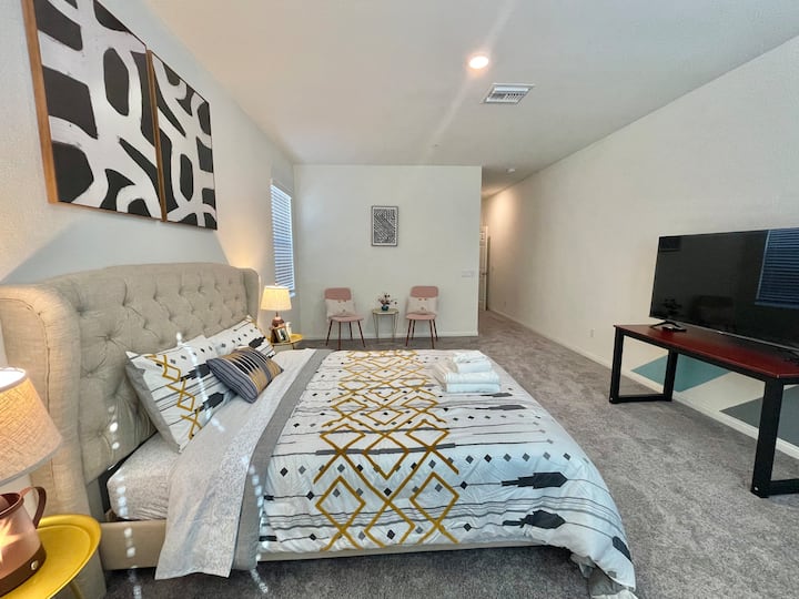 Luxurious 5beds2.5baths Beautiful Family Home - Bloomington, CA