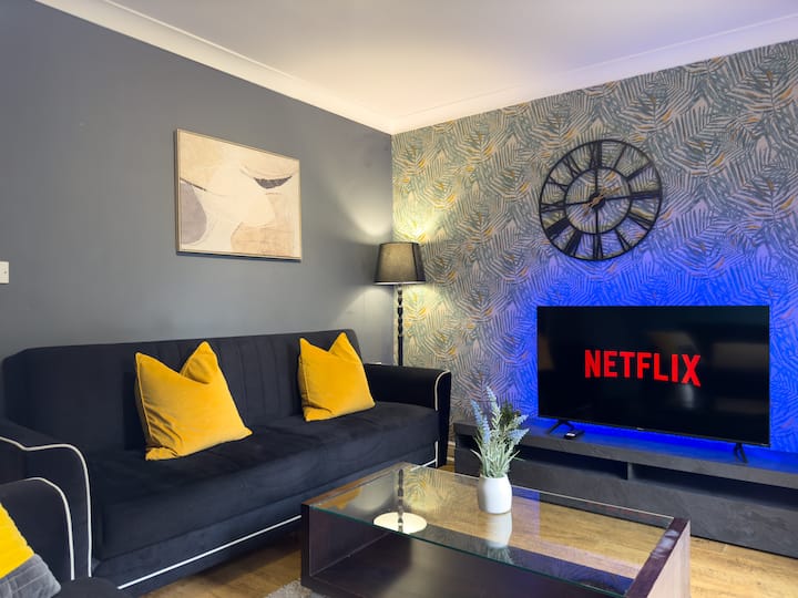 2 Bedroom House | Sleeps 5 | Free Parking | Garden - London