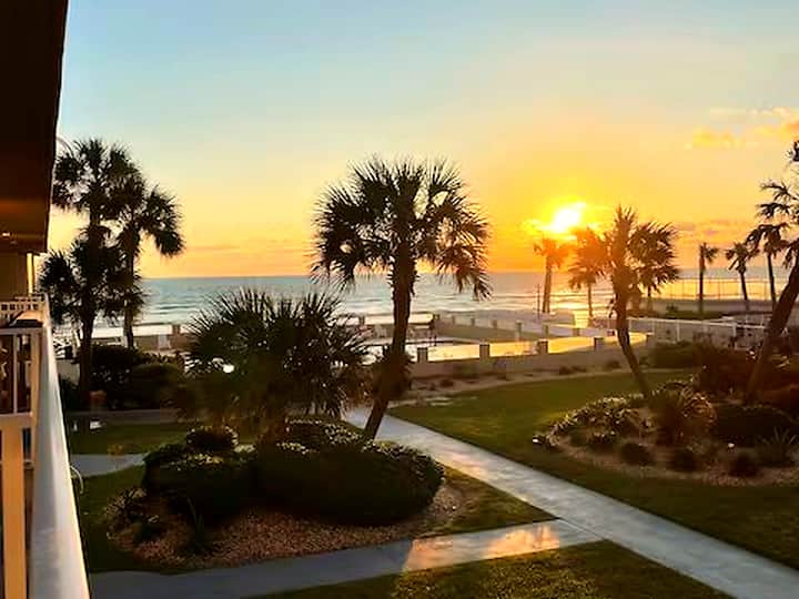Oceanfront Studio I Heated Pool-oceanview Retreat - デートナ・ビーチ, FL