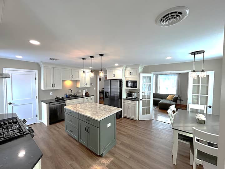 Meticulously Cleaned; Stocked, Spacious, Firepit - Clifton Park, NY