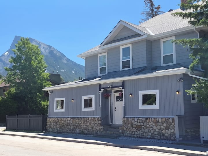 Cozy Character Home In Downtown Banff - Banff, AB, Canada