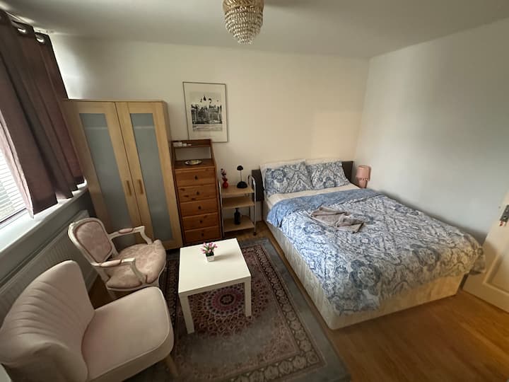 Stylish West London Entire Apartment With Parking - Kingston upon Thames