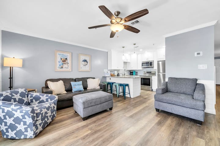 Perfect Location, Steps To The Beach. Sleeps 6. - Destin, FL