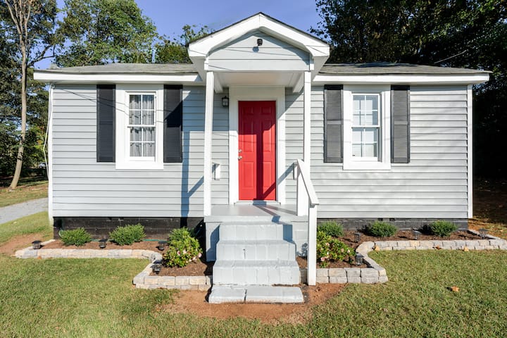 Roselane Cottage: 2br Near Marietta Sq + Fire Pit - Kennesaw, GA