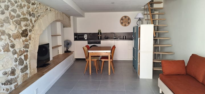 Lou Jas : Superbe T2 + Terrasse En Cœur De Village - Mouriès