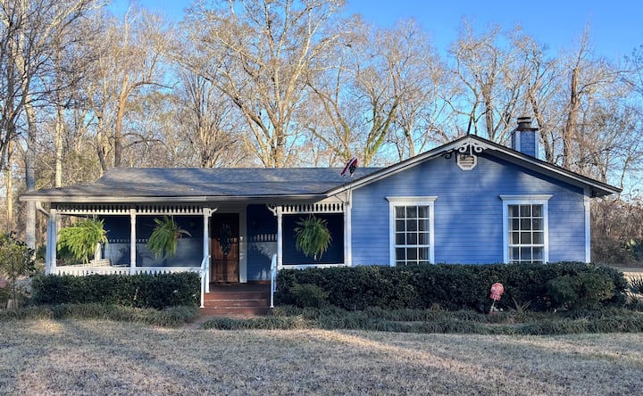Peaceful Cottage Lux King Bed/ Fire Pit/ Patio - Breaux Bridge, LA