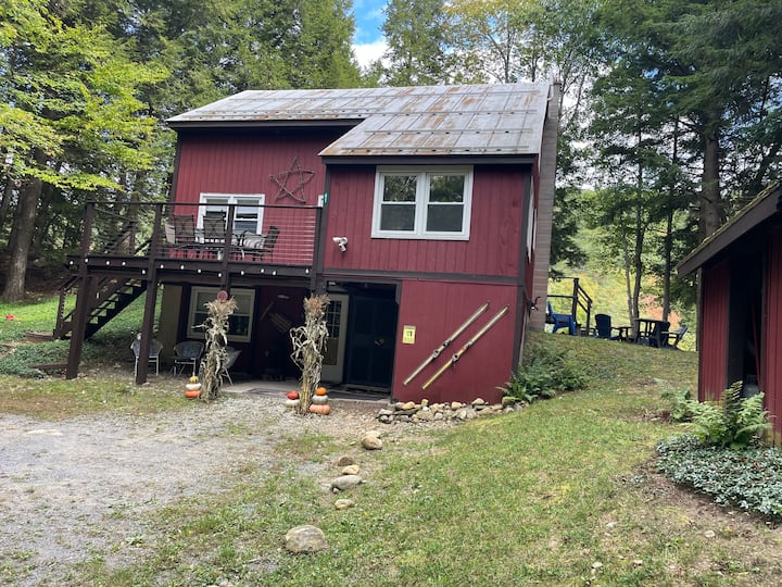 Cheerful 4-bedroom Chalet With Lake View - Ludlow, VT