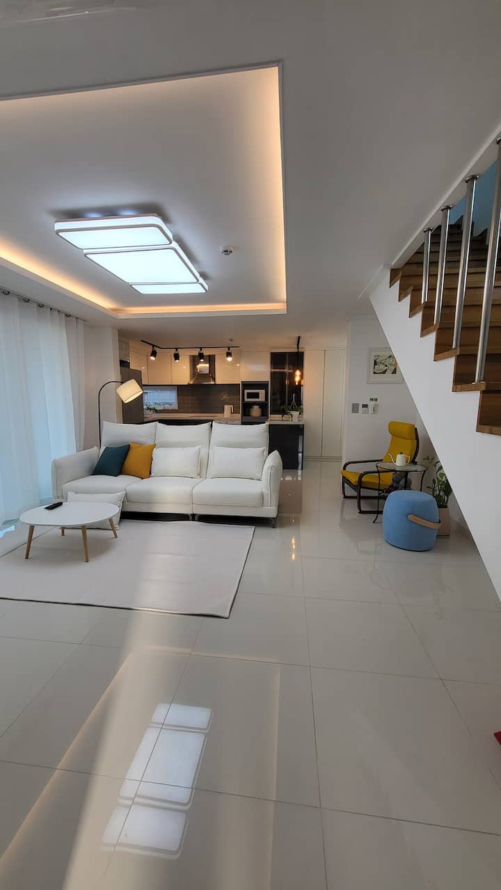 편안한 쉼터 제주서쪽 힐링하기 좋은집 협재 &금능해변 차로5분 선스테이(복층펜션 가족여행) - 한림읍