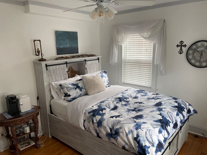 Near Downtown With A Two Bedroom Suite. - Wheaton, IL