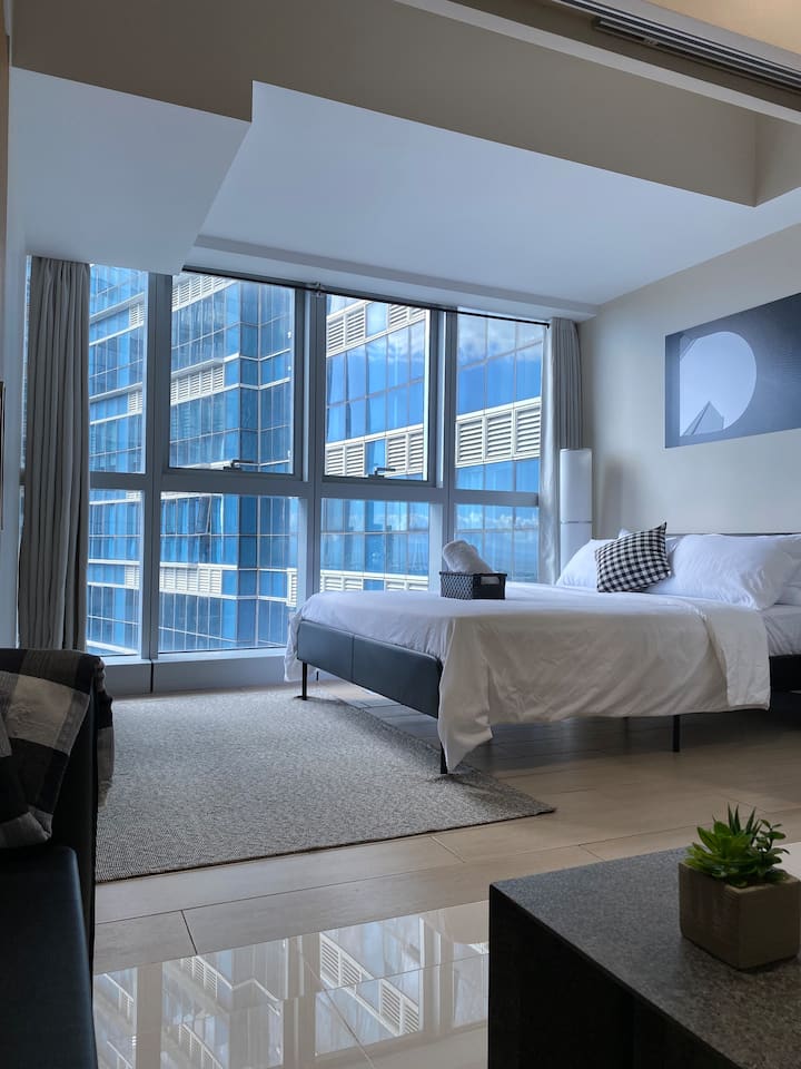 Minimalist 1br Uptown Bgc | Pool & City View - Taguig